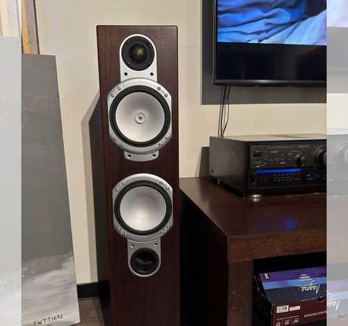 Две колонки Monitor Audio