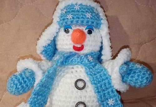 Вязанная игрушка: Снеговик с синим шарфом