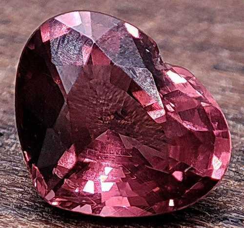 Шпинель оранжево-розовая, сердце 1.05 ct. Мьянма