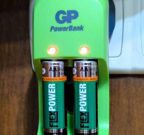 Зарядное устройство GP PowerBank S360 с АКБ