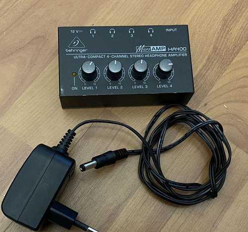 Усилитель для 4 пар наушников behringer