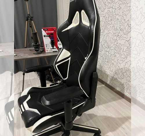 Игровое кресло DXRacer OH/RV131/NW