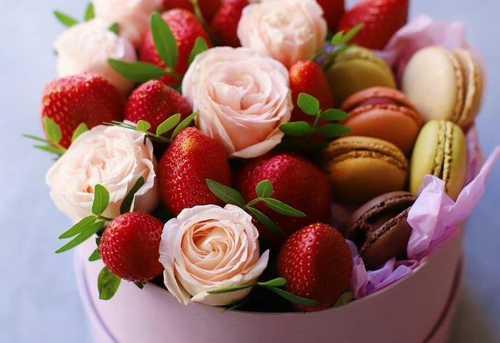 Букет с клубникой и сладостями с нежными розами
