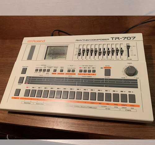 Roland TR-707 драм машина