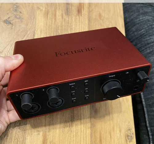 Звуковая карта Focusrite Scarlett 4i4 4th