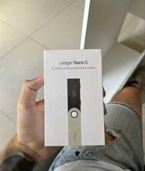 Аппаратный кошелёк для криптовалют Ledger Nano S