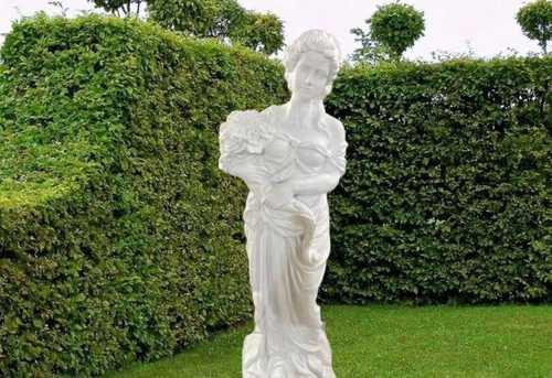 Статуя девушки из бетона с букетом