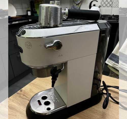 Кофеварка рожковая Delonghi EC685