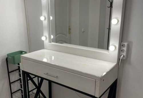 Гримерный стол с лампами и зеркалом