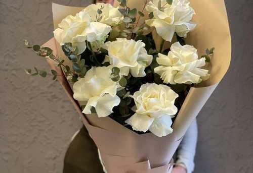 Белые французские розы с эквалиптом
