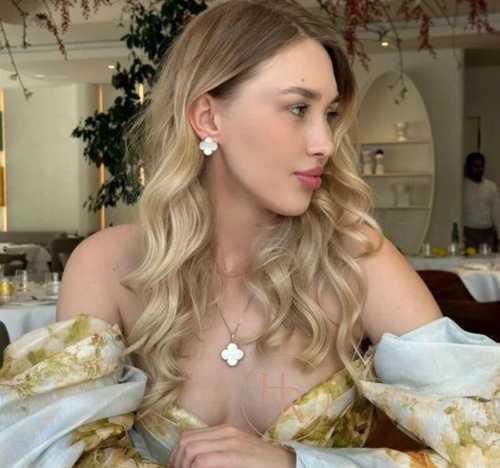 Золотые серьги Van Cleef