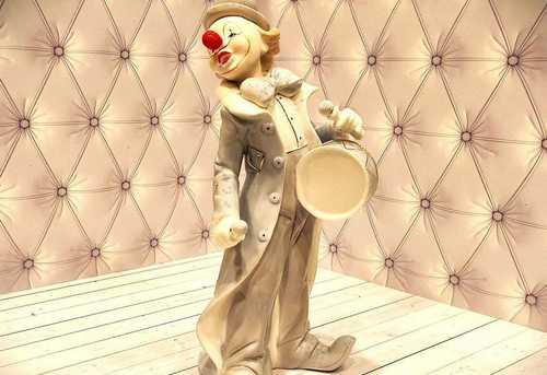 Фарфоровая статуэтка Клоун с барабаном
