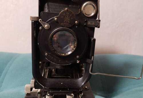 Старинный фотоаппарат