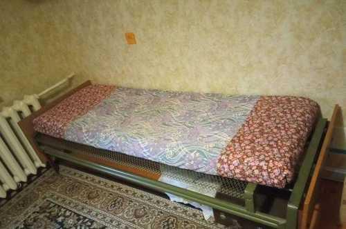 Кровать с панцирной сеткой и матрас