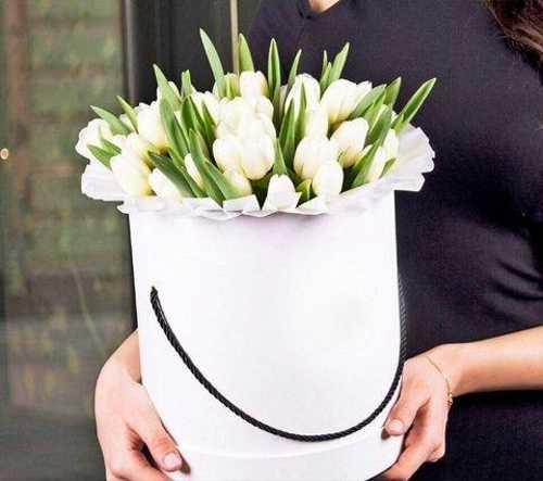 Букет 35 белых тюльпанов в шляпной коробке, цветы
