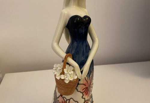 Фарфоровая статуэтка Девушка с корзинкой цветов