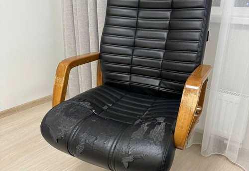 Кожаное кресло на колесиках б/у