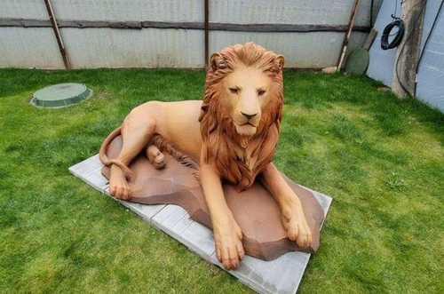 Лежачий лев скульптура