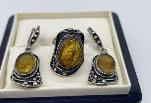 Серебряные серьги и кольцо с янтарем
