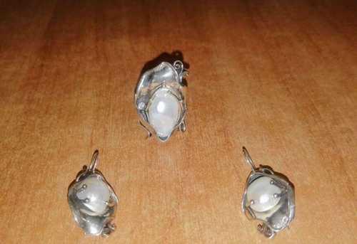 Серебряные серьги и кольцо с жемчугом
