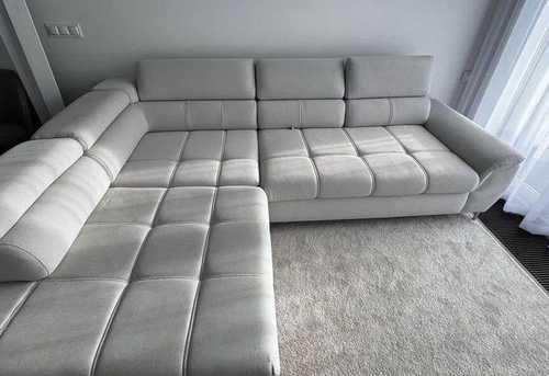 Блестящий диван