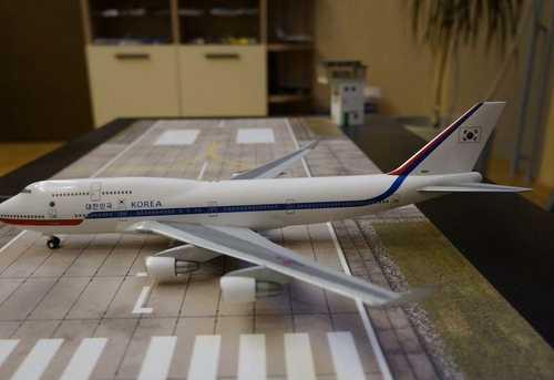 Модель самолета Boeing-747-400. М 1:200