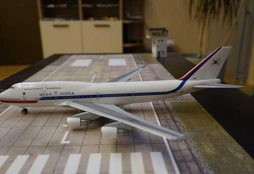 Модель самолета Boeing-747-400. М 1:200