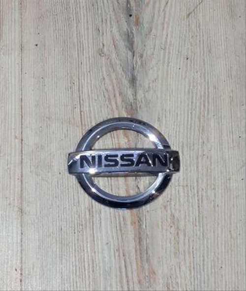 Эмблема задняя значок Nissan tiida
