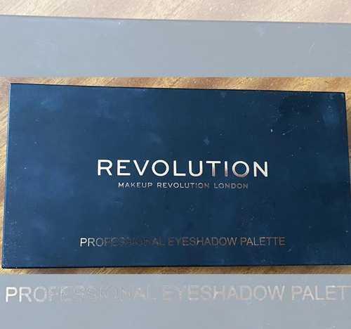 Палетка теней makeup revolution