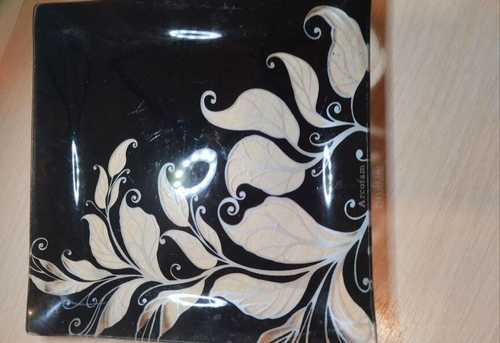 Тарелки чёрные с рисунком, форма квадрат
