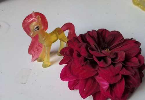 Детская игрушка пони с длинными красными волосами