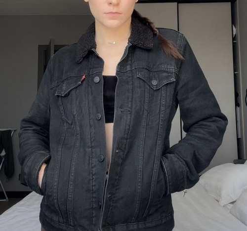 Куртка демисезонная женская Levis (черная)