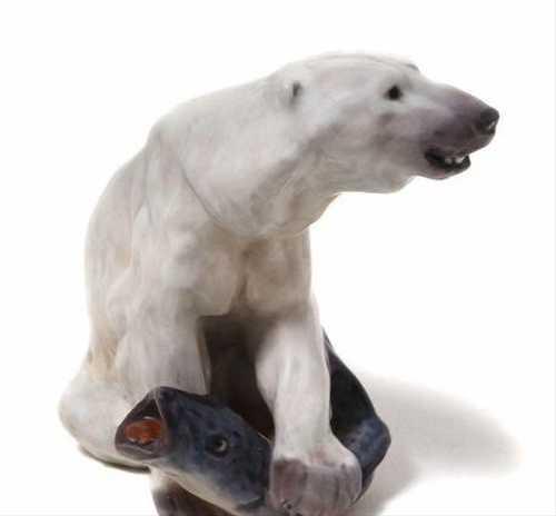 Фарфоровая фигура Белый медведь с рыбой. Dahl-Jens
