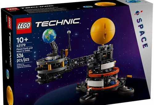 Lego Technic 42179 Планета Земля и Луна на орбите