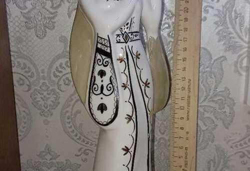 Фарфоровая статуетка Девушка с кувшином