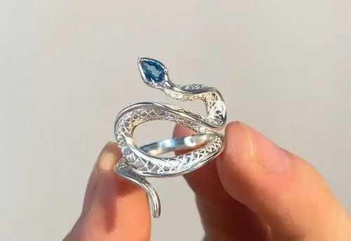 Готическое кольцо в виде змеи со стразами