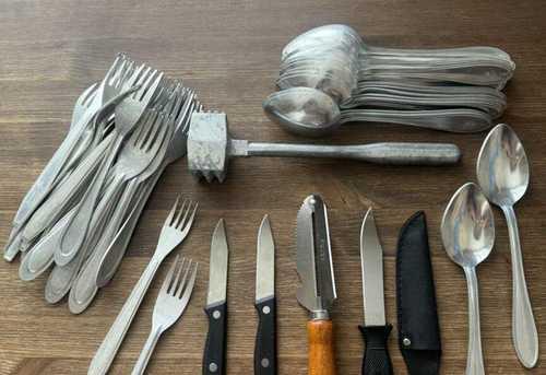 Ножи, ложки, вилки и молоток для мяса