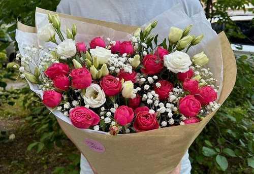 Яркий очаровательный букет с пионовидными розами