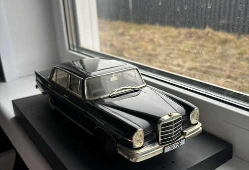 Модель автомобиля 1:18 Mersedes benz 300 se