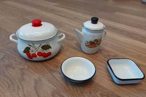 Набор эмалированной посуды:костюля, чайник, миски