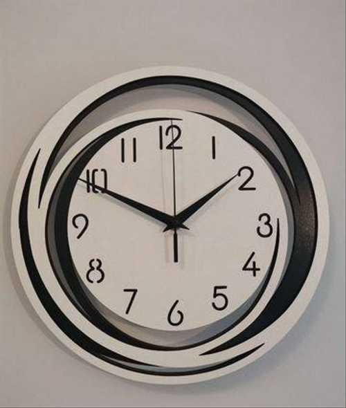 Белые настенные часы для гостиной круглые 30 см