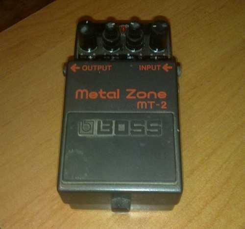 Педаль Boss metal zone MT-2