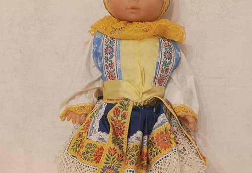 Кукла ГДР в костюме Чехословакии