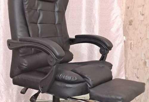 Офисное кресло boss черное с подножкой