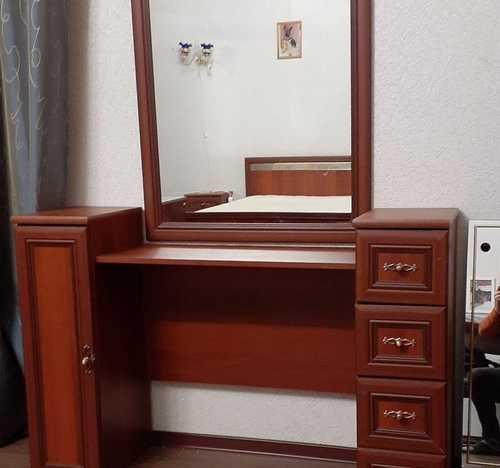 Столик туалетный с зеркалом, трюмо Ластория, б.у