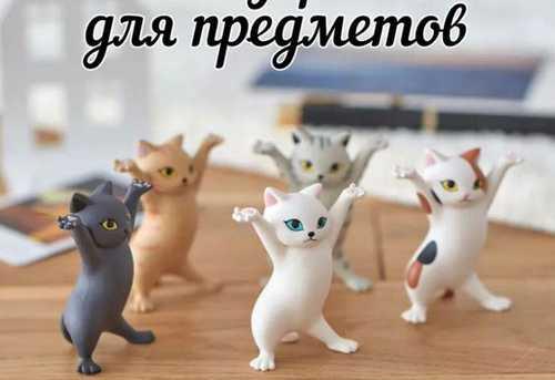 Коллекция фигурок котов