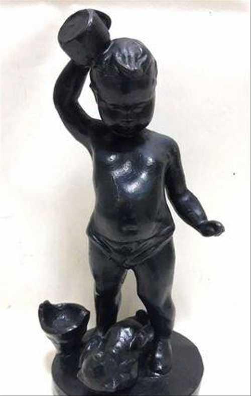 Статуэтка Мальчик, обливающийся водой счлз-узтм