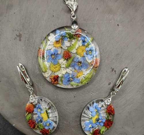 Кулон и серьги из смолы