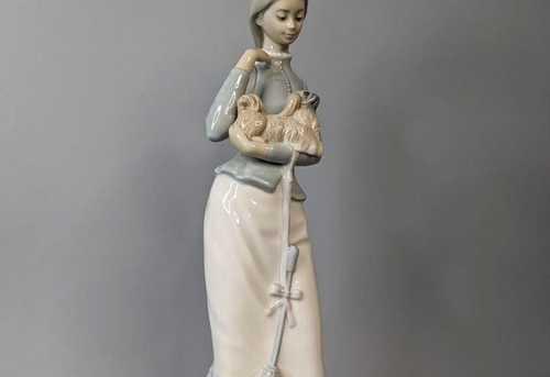 Статуэтка Дама с пекинесом от Lladro