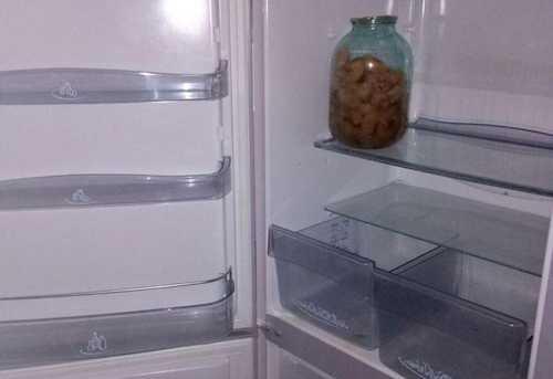 Продается холодильник бу Snaige